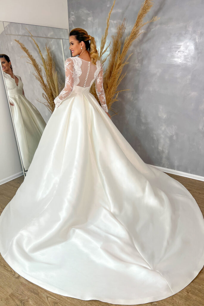 A. Barcelona Andrea - Lu Rodrigues - Aluguel de Roupas